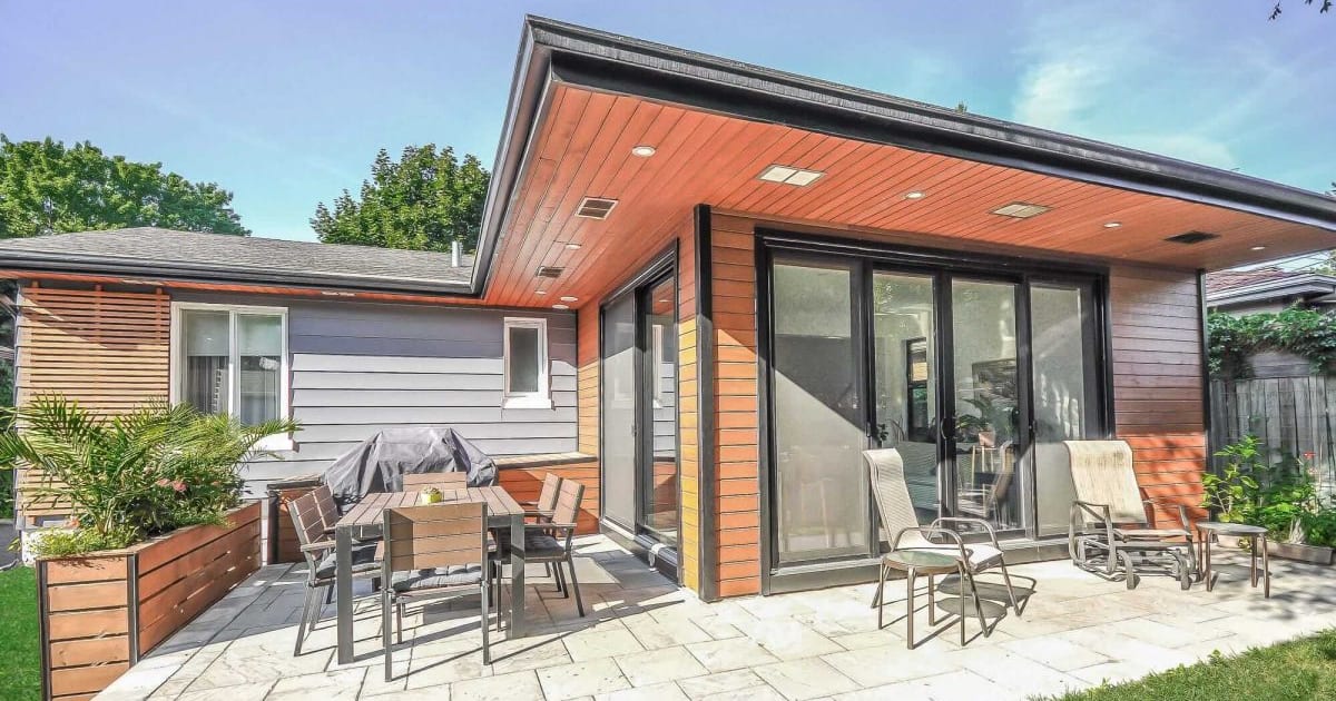 Bungalow-style house addition to the rear