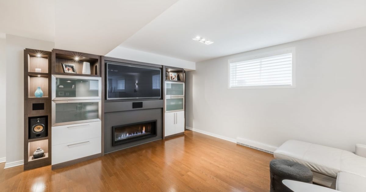 Sous-sol transformé, moderne et clair