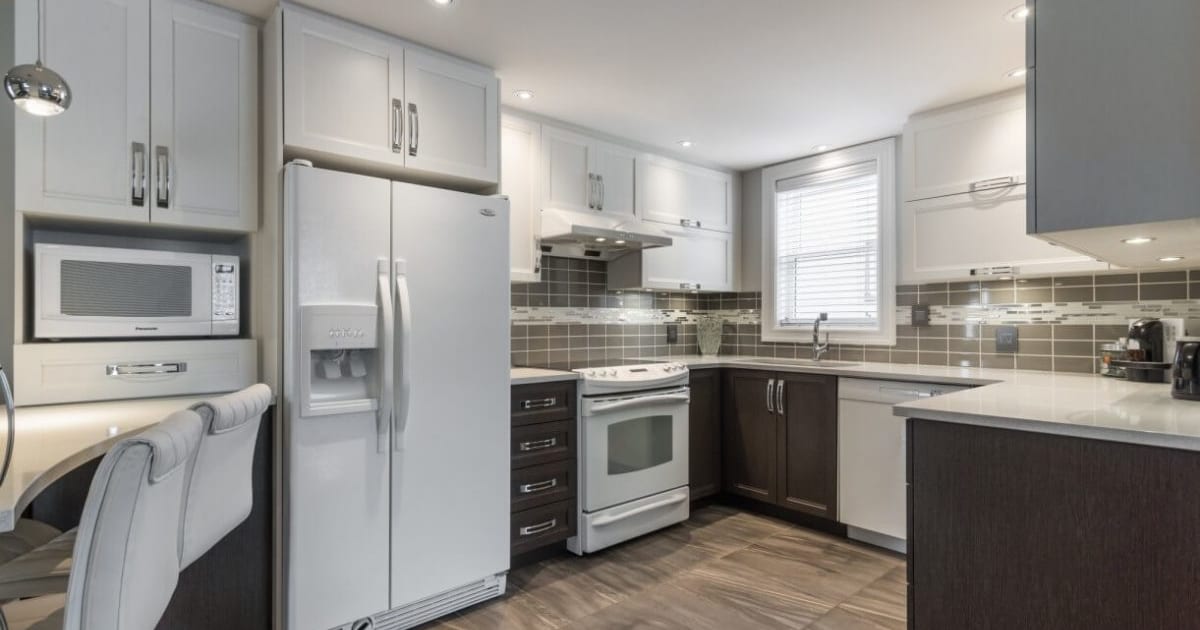 Cuisine moderne rénovée avec nouveau comptoir et armoires